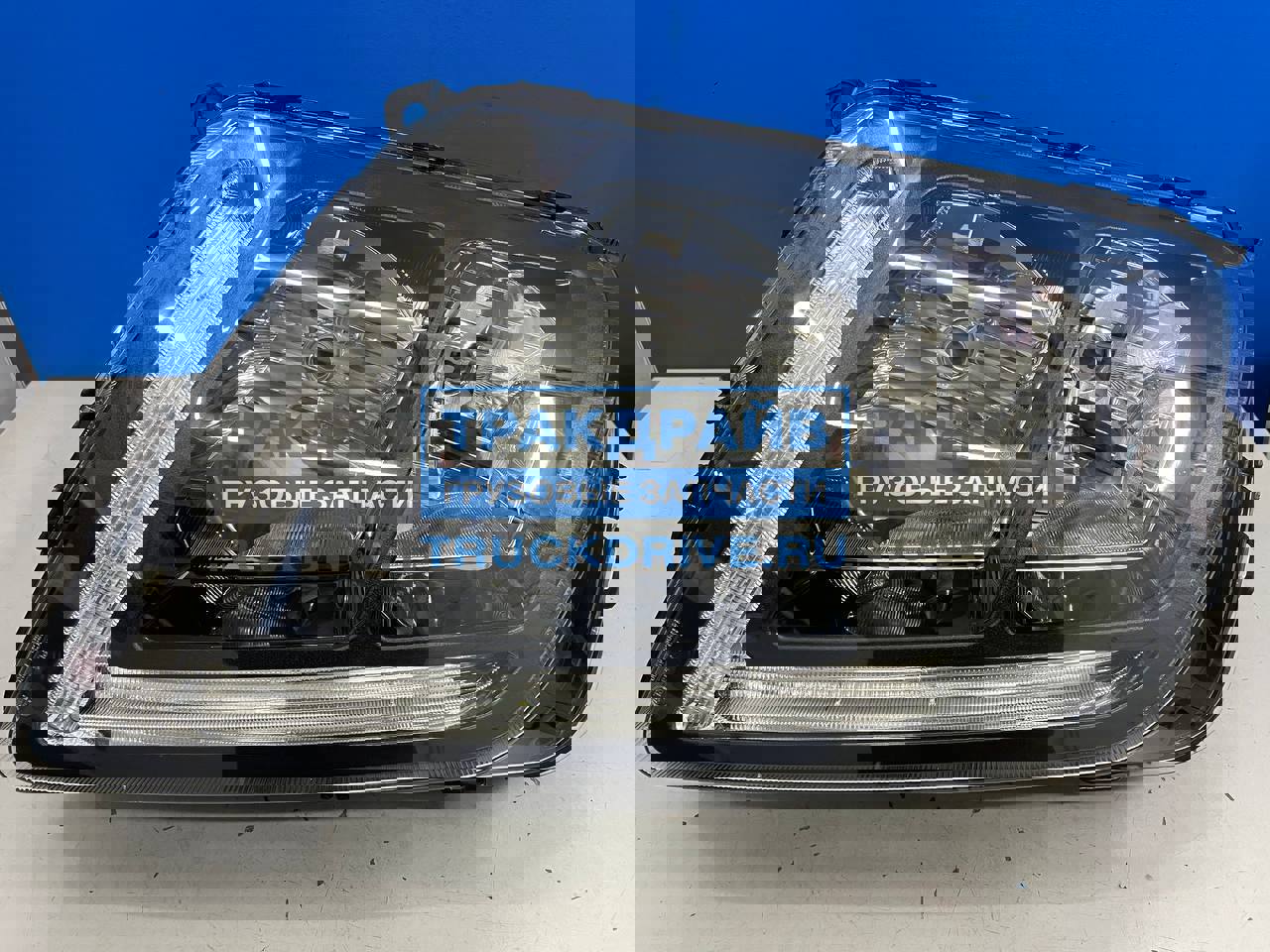 Фара головного света Вольво FM4 FH4 правая 22239057 DOKA купить недорого